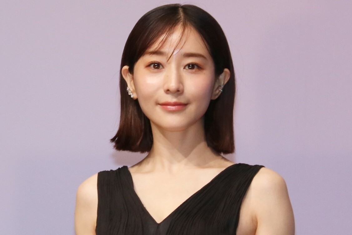 田中みな実、亀梨和也との熱愛報道後初の公の場 交際質問に無言も微笑み浮かべポーズ:マピオンニュース